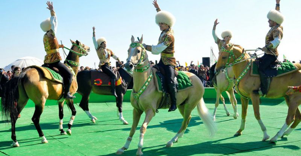 14 Things You Didn’t Know About the Akhal-Teke—The World’s Shiniest ...